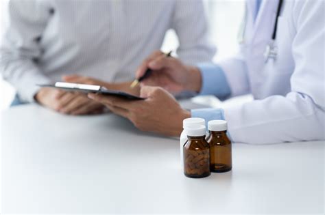 Photo Libre De Droit De Médecin Et Patient Assis Et Parlant À Lexamen