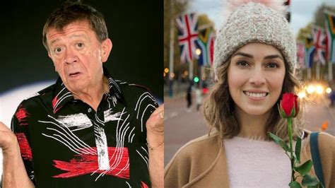 ¿en Memoria De Chabelo Edecán De Su Programa Se Titula Con Tesina De