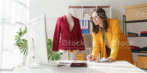 디자인 스튜디오 인테리어에서 일하는 아름다운 젊은 전문 스타일리스트 패션 디자이너 컨셉 20 29세에 대한 스톡 사진 및 기타