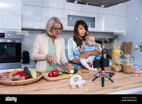Grand mère mère mère et petite fille de bébé cuisinant ensemble dans la cuisine dans l