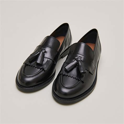 Mocassins à Talons Plats Et Pompons En Cuir Noir Jonak