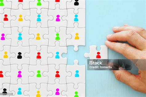 나무 테이블 인적 자원 및 관리 개념에 사람들이 아이콘으로 퍼즐의 이미지 팀워크에 대한 스톡 사진 및 기타 이미지 팀워크 개념 개발 Istock