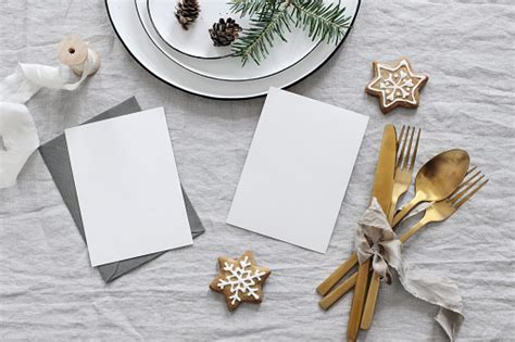 크리스마스 축제 인사말 카드 모형 장면 황금 칼 진저 브레드 쿠키와 전나무 나뭇 가지 테이블 천에 접시와 소나무 콘 겨울 테이블 설정 휴일 배경 지방 평신도 상단