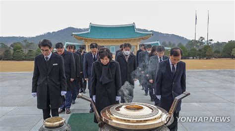 참배하는 강정애 장관 연합뉴스