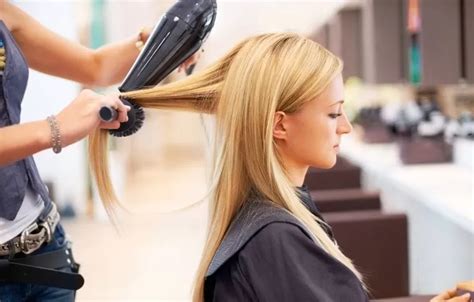 Місячний календар стрижок на грудень 2022 року сприятливі та не дуже дні догляду за волоссям