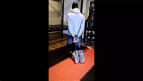 黄色和黑色 戴着手铐和脚镣 Xhamster