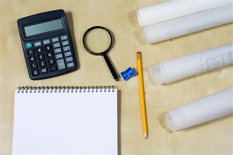 작업 테이블에 악기와 노트북을 그리기 디자인과 나무 그림을 칠판에 스케치를 위한 액세서리 흰색 배경입니다 개념에 대한 스톡 사진 및 기타 이미지 Istock