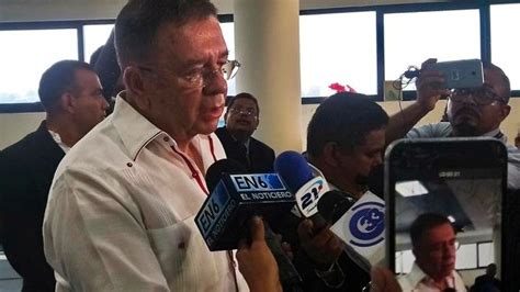Ex Ministro De La Defensa Llega A Tribunales Para Declarar Por Las Irregularidades En Tiendas De