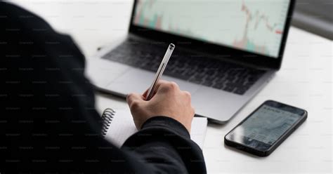 노트북에 글을 쓰는 사람 사진 Unsplash의 교환 이미지