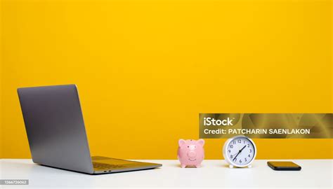 노트북과 책상 그래픽 디자이너 흰색 분홍색 돼지와 검은 전화가 있습니다 집에서 일할 준비가 된 사업가의 책상 노란색 배경 0명에 대한 스톡 사진 및 기타 이미지 Istock