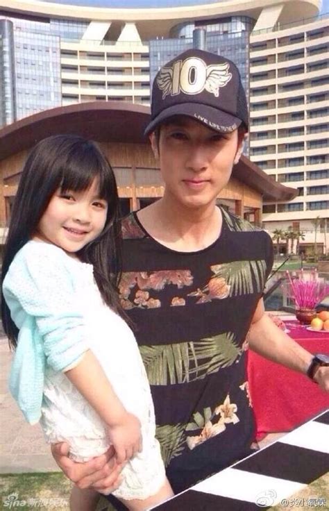 网曝吴尊三亚陪萝莉玩沙显父爱 疑似女儿新浪图片