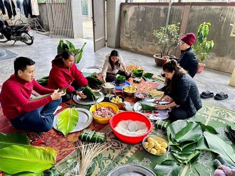 Quây quần gói bánh chưng xanh giữ trọn dư vị ấm áp ngày Tết cổ truyền