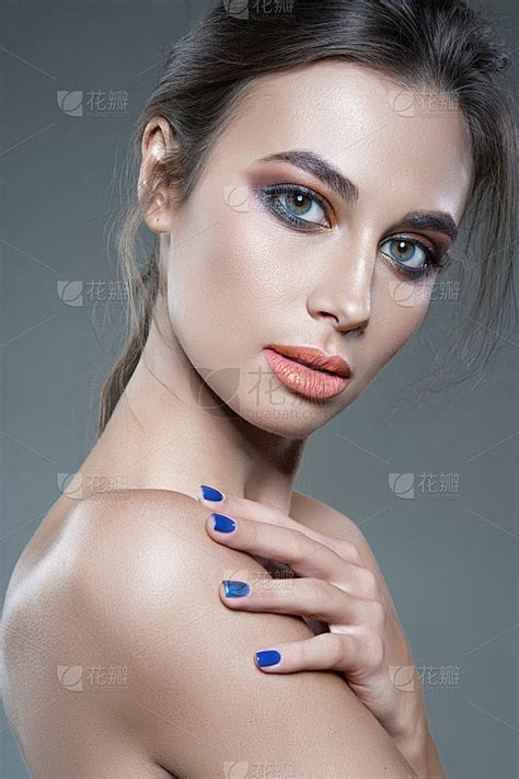 一个美丽女孩的肖像迷人的女孩