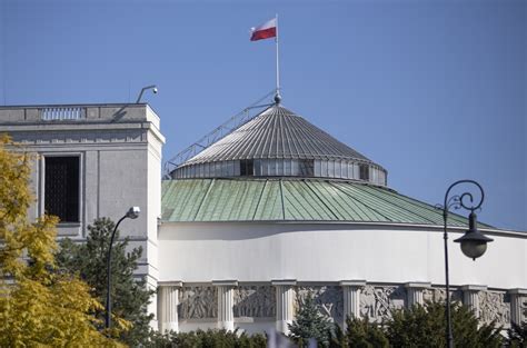 SONDAŻ Zjednoczona Prawica zdecydowanym liderem