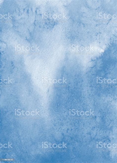자연 종이 질감 손으로 그린 수채화 스플래시와 고전적인 파란색 방울 색상수채색 풍경 배경 구름에 대한 스톡 벡터 아트 및 기타 이미지 Istock