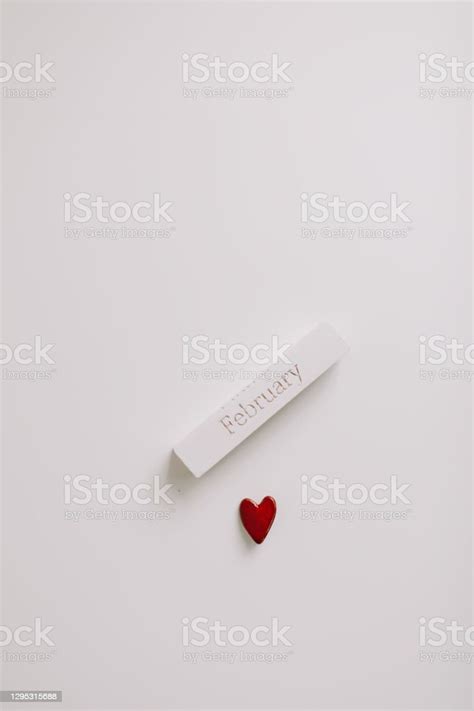 나무 큐브에 단어 2 월과 흰색 배경에 빨간 마음 사랑 로맨스 발렌타인 데이 컨셉 플랫 레이 복사 공간 14에 대한 스톡 사진
