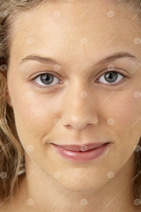 Retrato De La Sonrisa De La Mujer Joven Foto De Archivo Imagen De