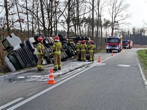 Tir z pralkami w rowie Droga za Janikowem częściowo zablokowana