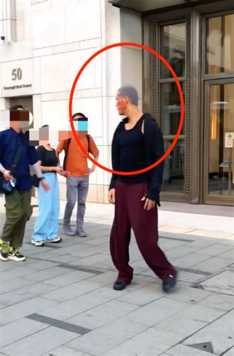 陈伟霆街头拍戏被偶遇！脸瘦到脱相皮肤黝黑，左脸大片血迹引瞩目