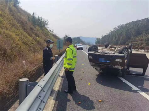小车高速路上翻车 路过民警开展紧急救援！
