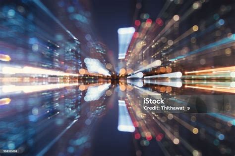 Bokeh 또는 밤 도시 배경에 대 한 스카이 라인에에서 밝은 현대 건물에서 빛의 Defocused 확대 축소 효과 흐리게 밤