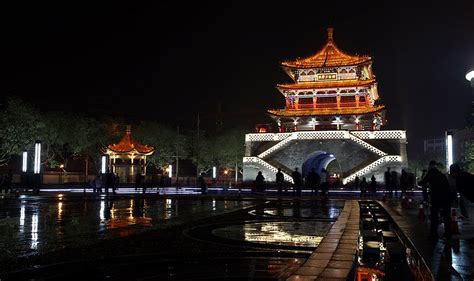 2023夜晚的咸阳市钟楼广场看旁边的高档楼盘这是古代与现代的对话 钟鼓楼广场 评论 去哪儿攻略
