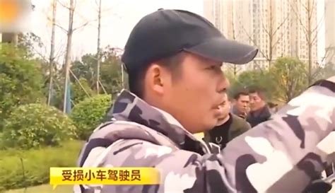 【呓语视野】水泥罐车撞倒救护车，患者被甩出救护车身亡，司机怪救护车闯红灯 资讯视频 免费在线观看 爱奇艺