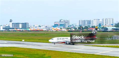 활주로로 이동하는 Sf 항공의 비행기 보잉 737 이륙 준비 가까이 옴에 대한 스톡 사진 및 기타 이미지 가까이 옴 개인