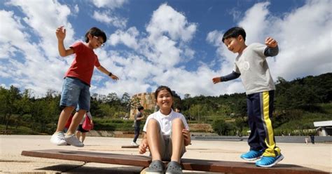 널뛰기 놀이 즐기는 어린이들