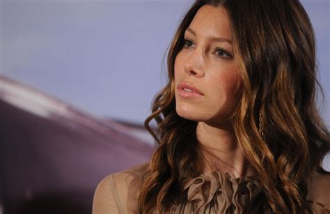 Jessica Biel Cute Side Pose Wallpaper Hd Celebrities 4k Wallpapers