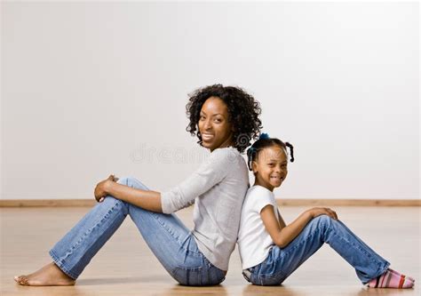 Madre E Hija Que Se Sientan De Nuevo A La Parte Posterior Foto De Archivo Imagen De Joven