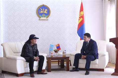 “Хурд” хамтлагийнхан иргэдийг соён гэгээрүүлэх ажилд оролцож байна