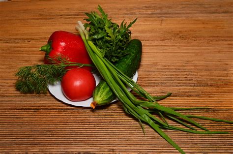 신선한 야채에 어두운 배경 토마토 달콤한 고추 녹색 오이 0명에 대한 스톡 사진 및 기타 이미지 0명 건강한 생활방식