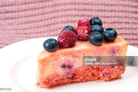 흰색 접시에 열매를 곁들인 치즈 케이크 컨셉 푸드 사진 과자와 열매 공간을 복사합니다 0명에 대한 스톡 사진 및 기타 이미지 Istock