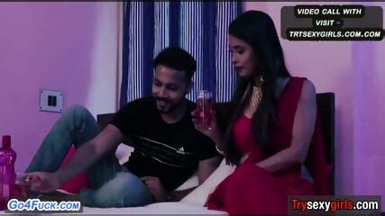 Red Saree Wali New Padosan Bhabhi Ko Hotel Room Me Lejakar Chudai Kari Boyfriend Ne