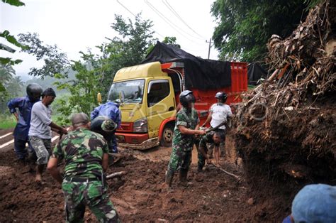 LONGSOR TUTUP JALAN ANTARA Foto