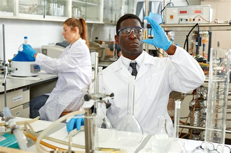 시약 및 시험관으로 작업하는 안경을 착용한 남성 Proffesional 실험실 과학자 Stem 주제에 대한 스톡 사진 및 기타