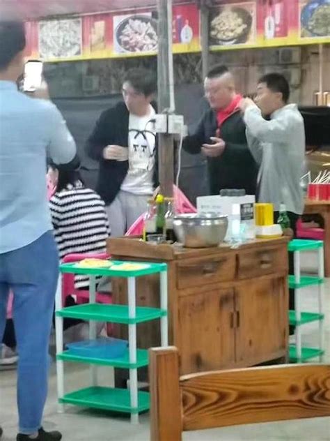 王思聰春節現身三亞，美女作陪開心吃大鵝，店員卑微碰杯引爭議 每日頭條