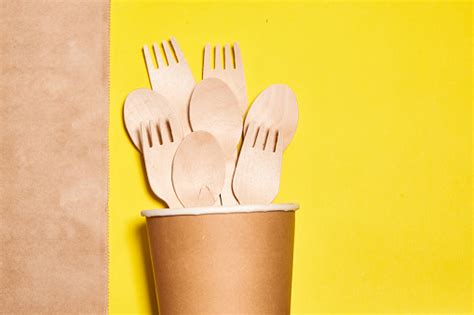 친환경 일회용 주방용품 기구 종이 컵에 나무 포크와 숟가락 생태학 제로 폐기물 개념 카피 스페이스 나무 일회용 티스푼의 레이아웃
