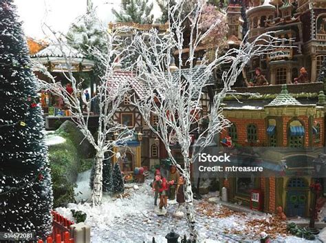 이미지 모델 크리스마스 타운명을 축소회로 주택 사람 겨울장면 건물 외관에 대한 스톡 사진 및 기타 이미지 건물 외관 건축물