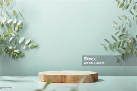 화장품 모형을 위한 파란색 배경에 유칼립투스 잎이 있는 나무 조각 연단 0명에 대한 스톡 사진 및 기타 이미지 0명 건물의 층 건설 플랫폼 Istock