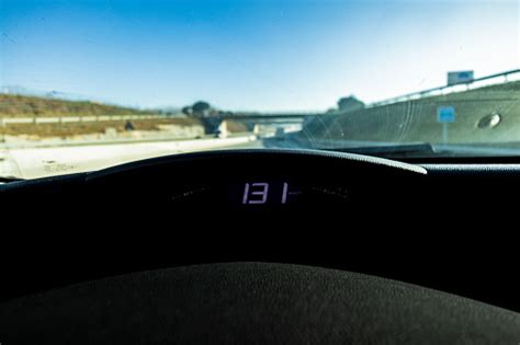 고속도로에서 운전 하는 차 안에서 조종석 드라이버 보기 0명에 대한 스톡 사진 및 기타 이미지 0명 고속도로 곧은