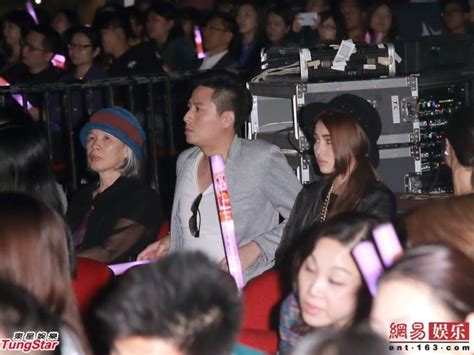 周杰伦个唱母亲女友现身支持 成龙献花 青岛新闻网