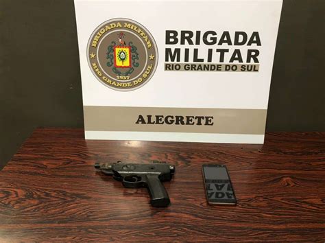 Adolescente é apreendido ao ser flagrado arma de fogo no bairro