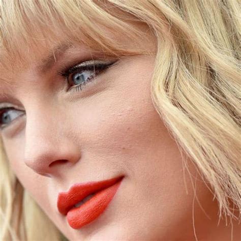Red Lipstick Makeup Taylor Swift Taylor Swift Gives Her Signature Red