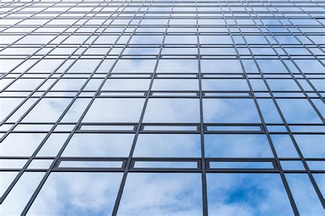 Langit Dan Awan Tercermin Dalam Aspek Jendela Cermin Simetris Di Gedung