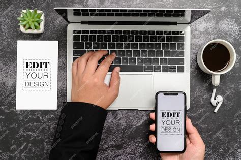 노트북 컴퓨터 이어폰과 공장이 있는 사무실 책상의 빈 공간과 디자인을 삽입할 수 있는 빈 공간이 있는 평평한 평면 상단 보기 빈 모형 스마트폰 디스플레이 프리미엄 Psd 파일