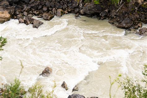 Aliran Sungai Gunung Yang Bergejolak Aliran Air Keruh Yang Kuat Setelah
