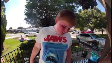 “necesito Amigos” El Conmovedor Video De Un Niño Víctima De Bullying Que Va Puerta A Puerta