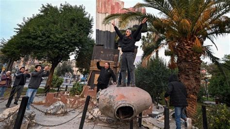 सीरिया असद की सत्ता खत्म होने के बाद प्रेसिडेंशियल पैलेस में घुसे बागी जिसके हाथ जो लगा लूटकर